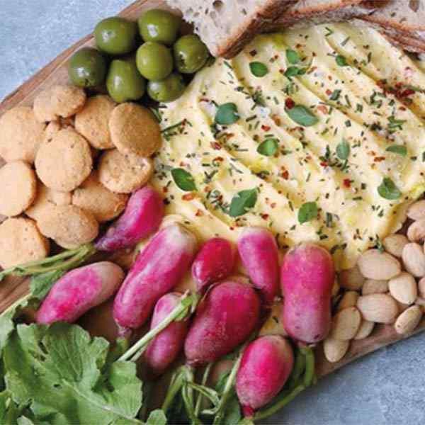 BUTTER BOARDS: THE ART OF CRAFTING STUNNING EDIBLE DISPLAYS